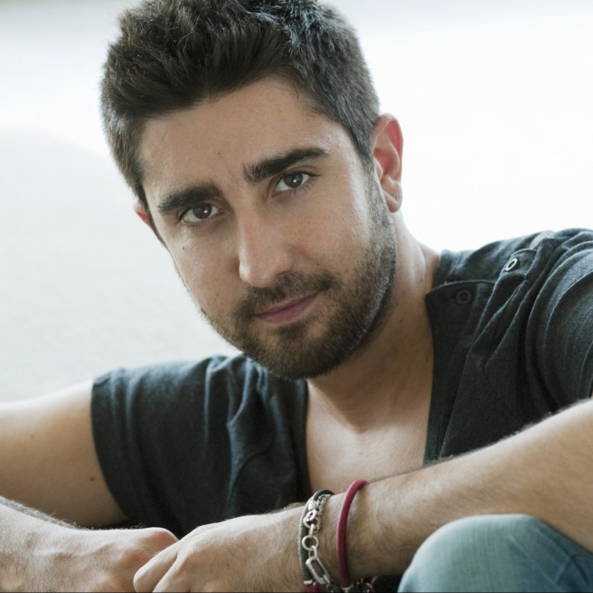Alex Ubago , en Abril "canciones mil"