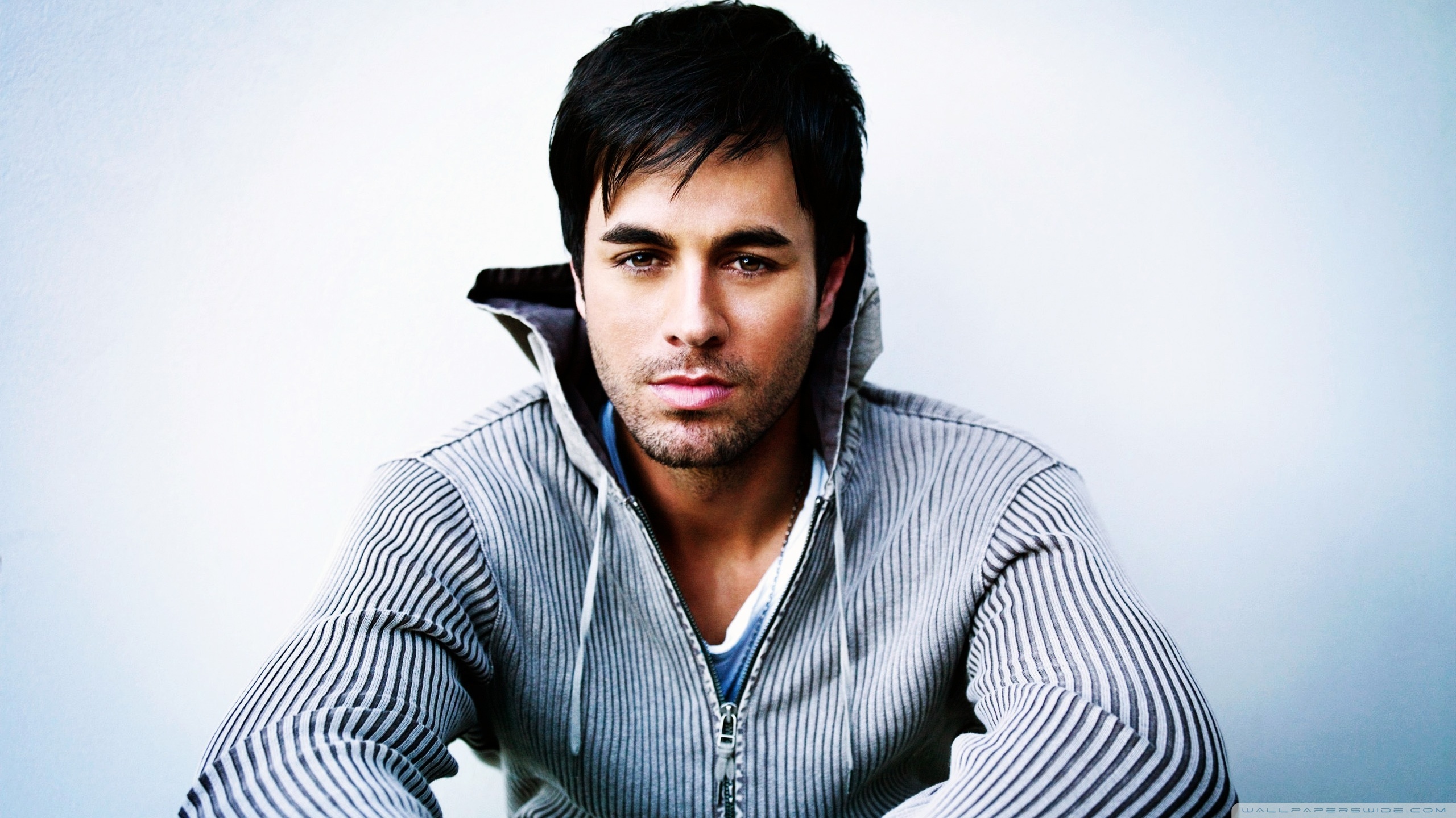 Enrique Iglesias - SUBEME LA RADIO ft. Descemer Bueno, Zion & Lennox