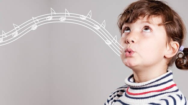 Los Niños de MJ nos enseñan el arte de silbar. ¡Qué graciosos!