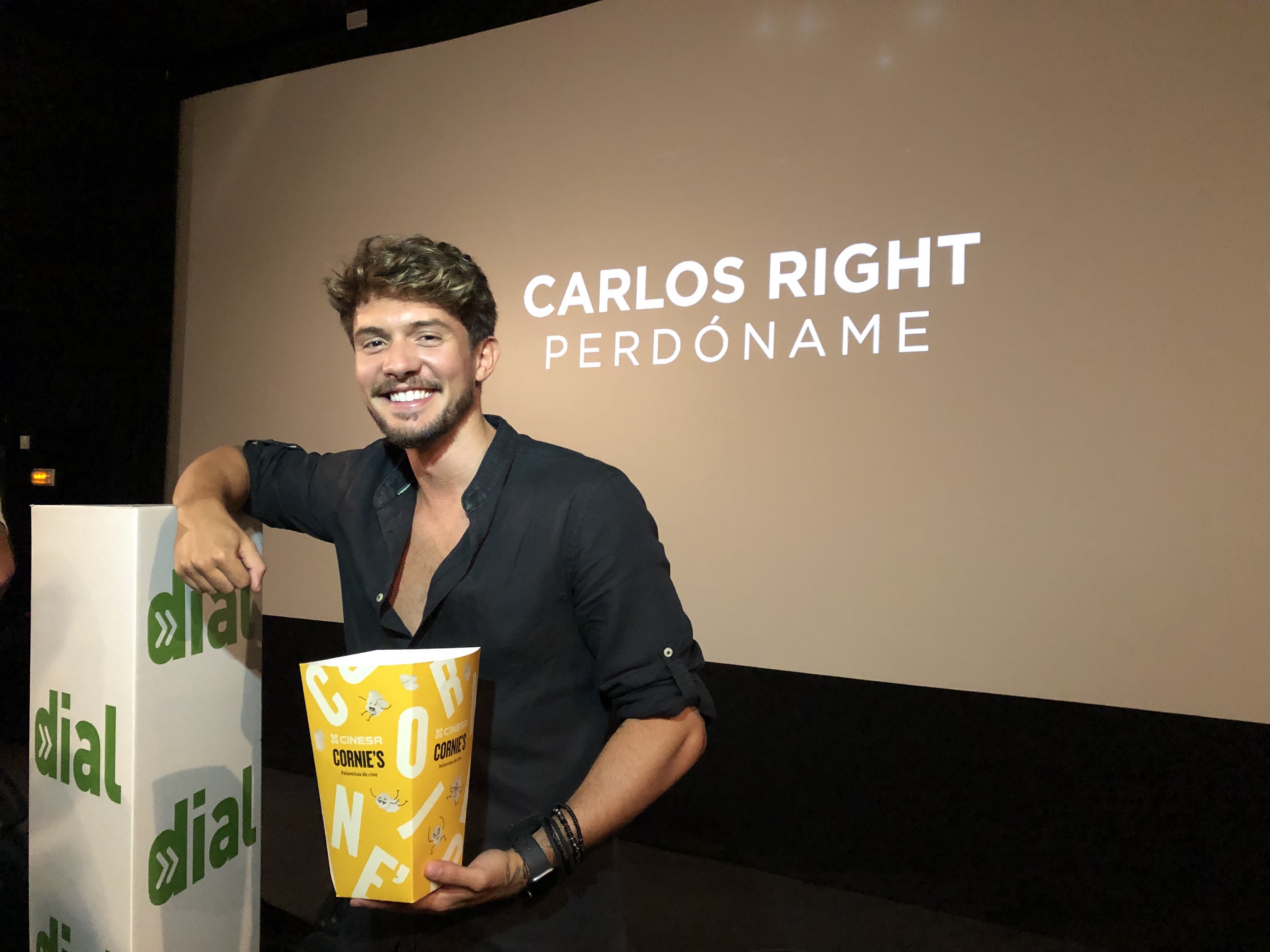 Descubre con quién se ha ido Carlos Right al cine - Cadena Dial