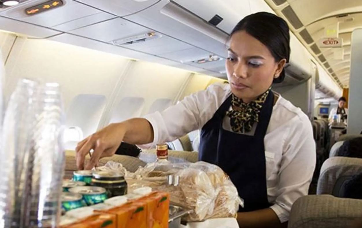 Nunca pidas café en un avión. Té, tampoco. Te contamos por qué - Cadena ...