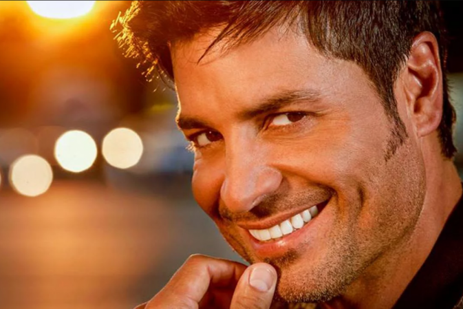 Chayanne celebra 52 años rodeado de su familia y con una tarta llena de ...