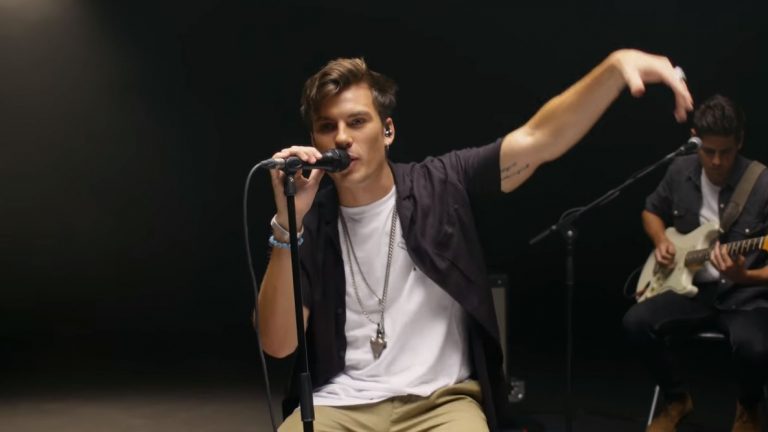 ¿Qué le ha pasado a Andrés Ceballos, el cantante de Dvicio? - Cadena Dial