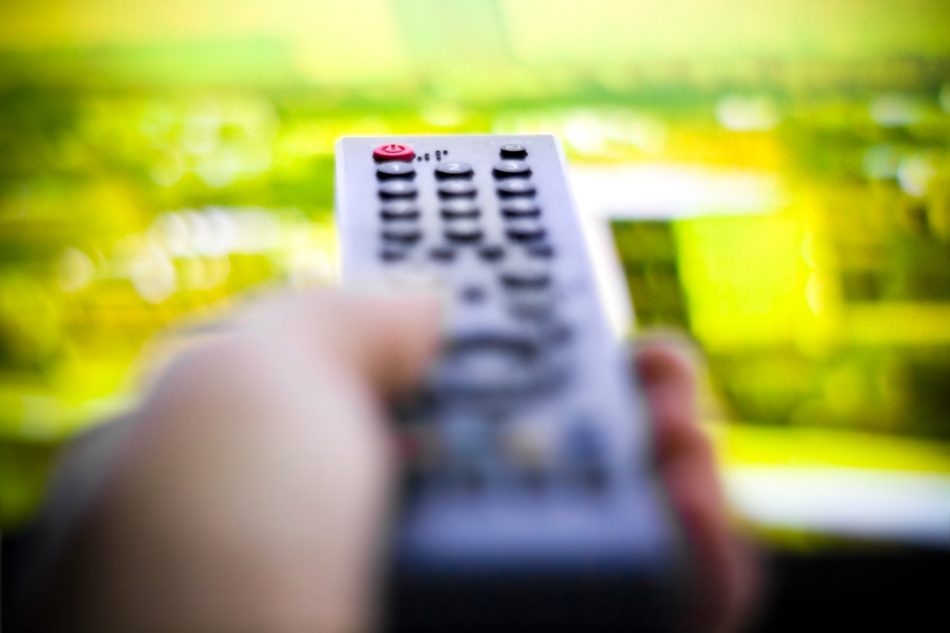Cuidado con las posturas mientras ves la televisión - Cadena Dial