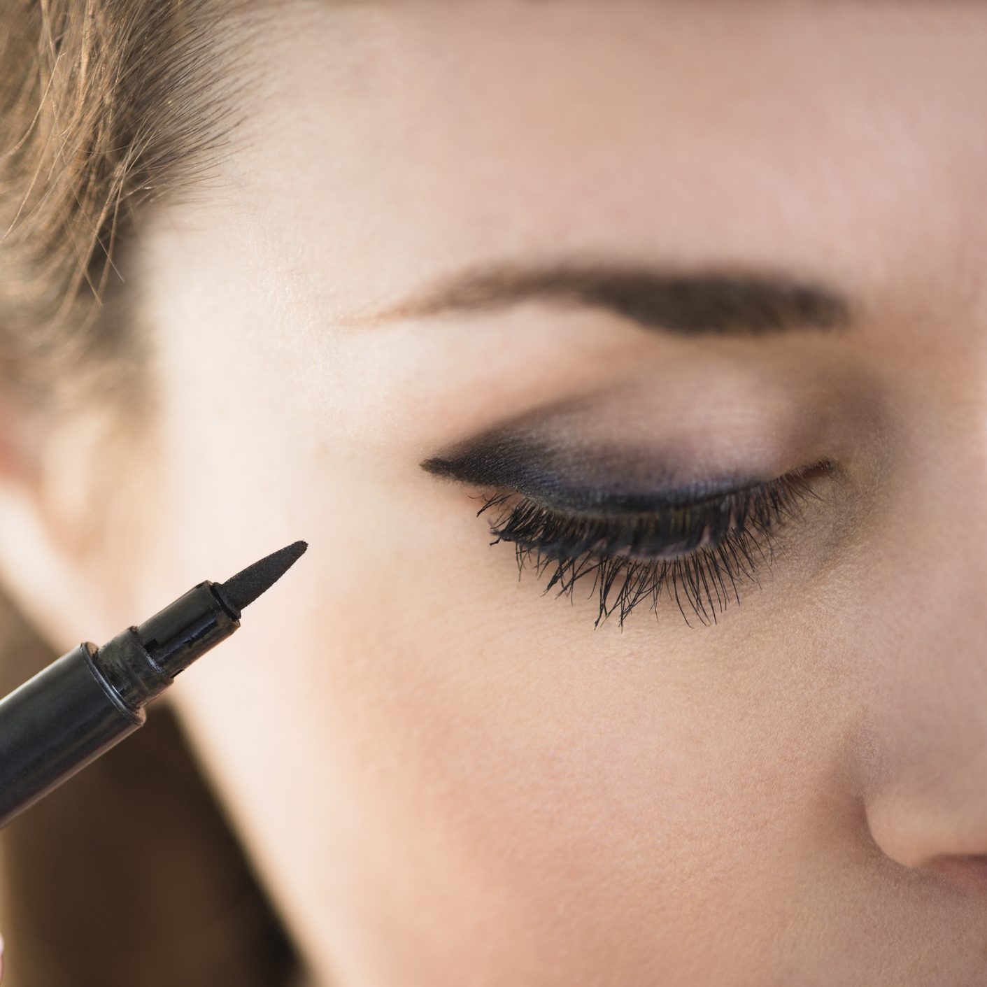 El truco viral para pintarte los ojos con una almendra - Cadena Dial