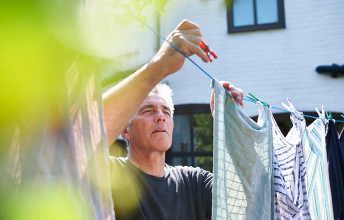 Así debes tender la ropa para que quede perfecta y sin doblarse ...