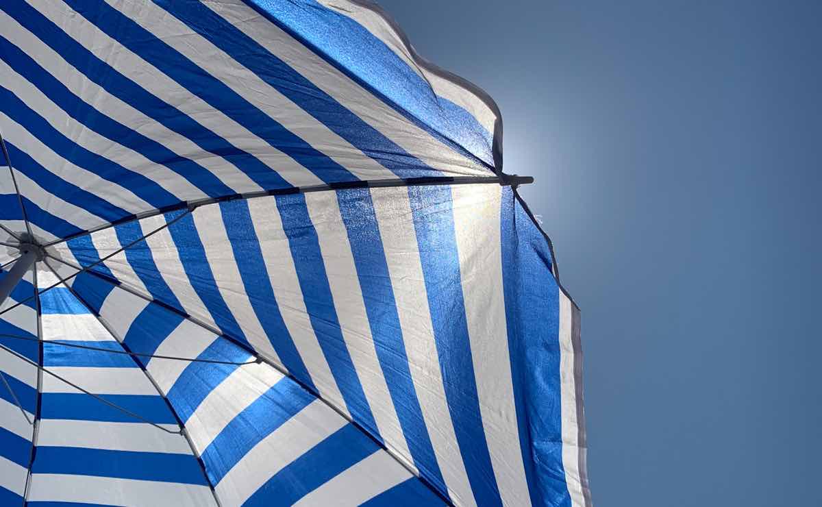 Trucos para clavar la sombrilla en la playa