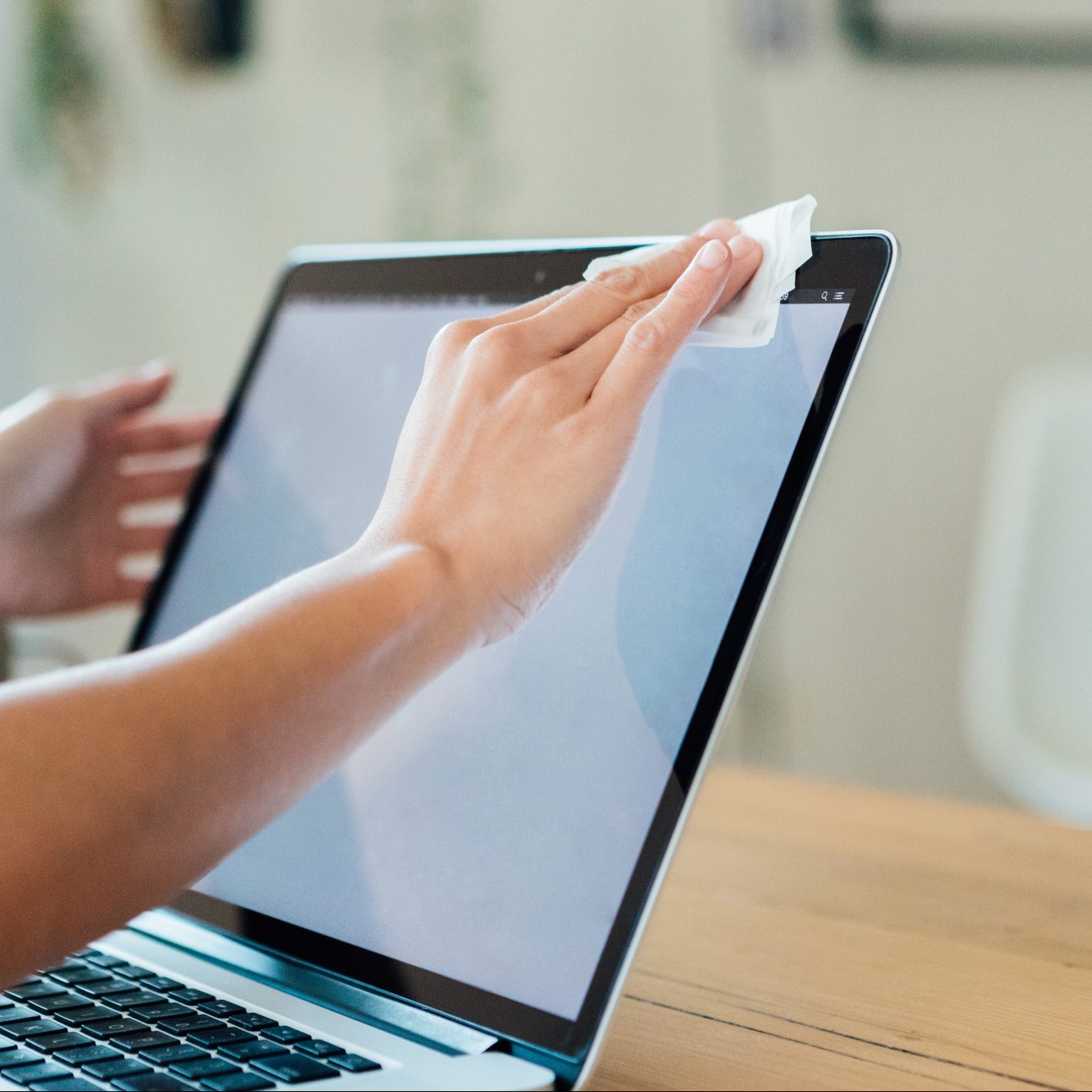 Te enseñamos a limpiar la pantalla de tu ordenador sin dañarla - Cadena ...