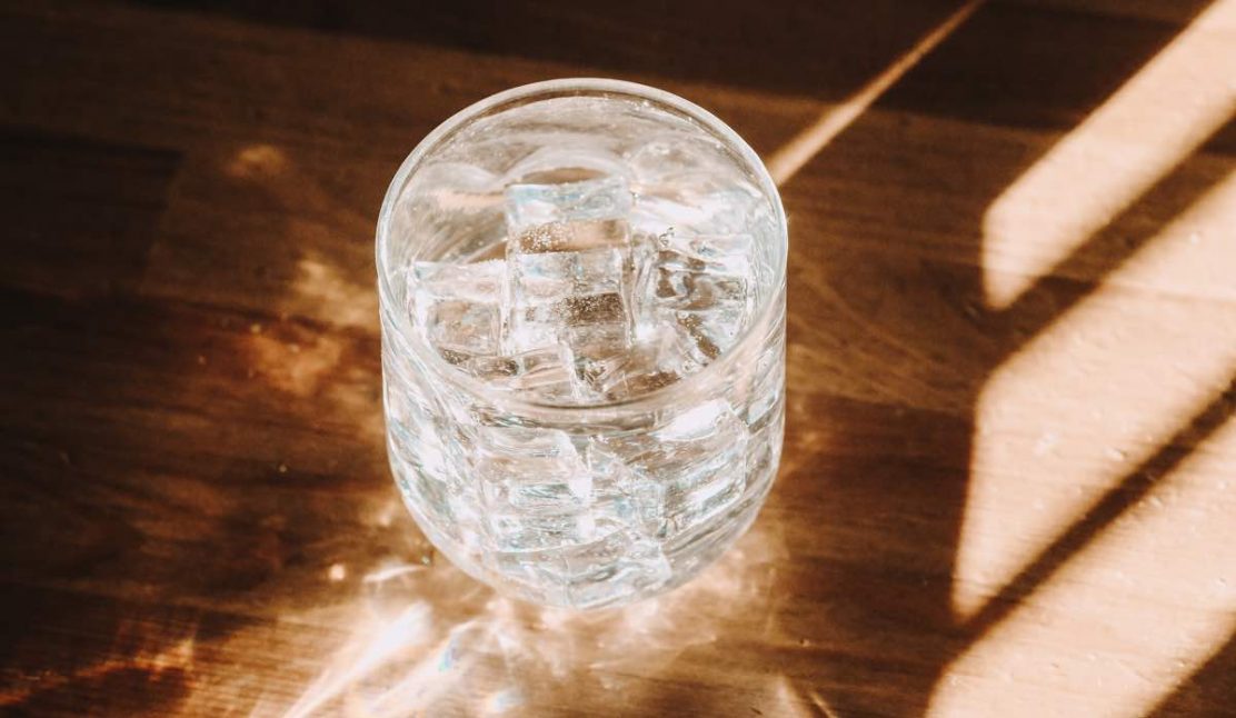 Agua con gas: estos son los beneficios de beberla