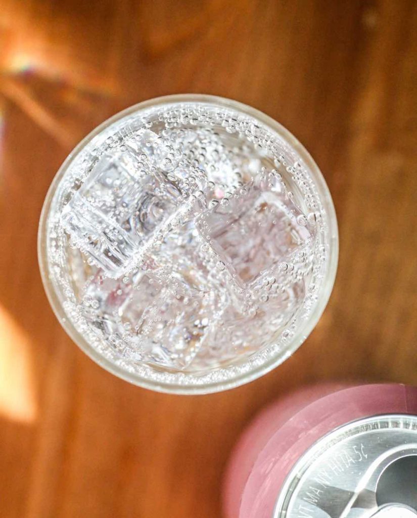 Agua con gas: estos son los beneficios de beberla