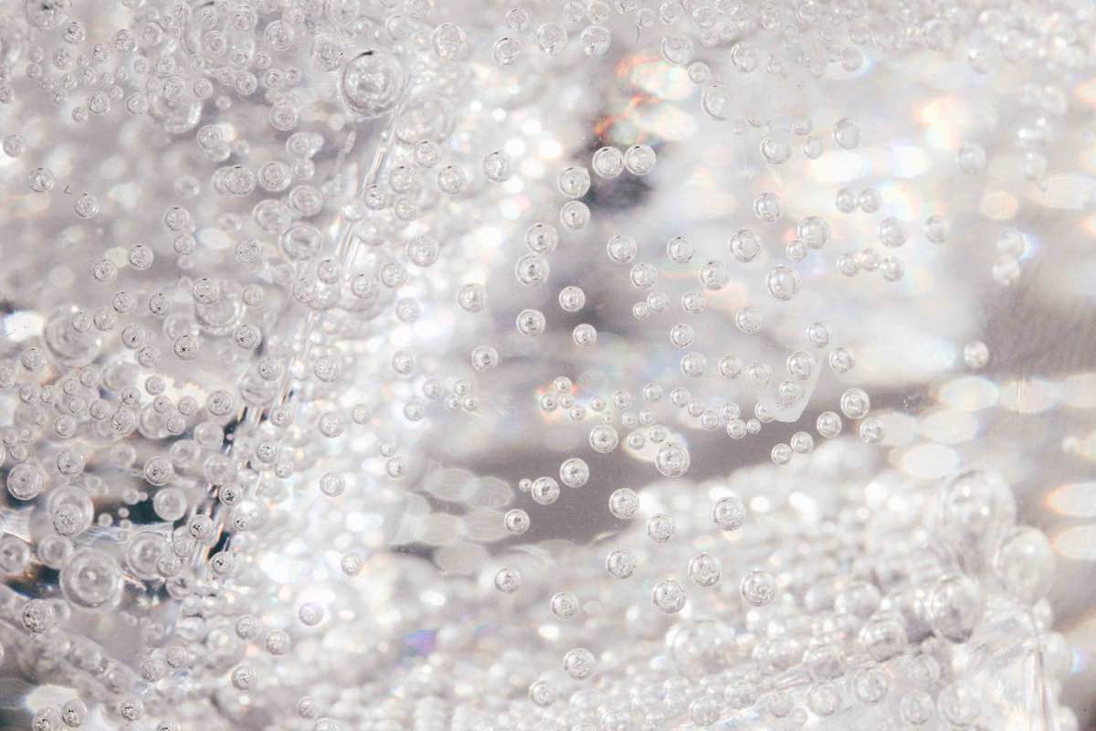 Agua con gas: estos son los beneficios de beberla