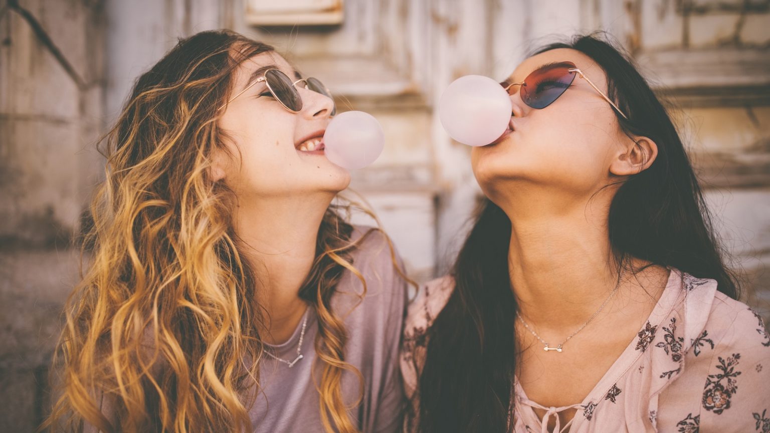 Masticar chicle, el mejor aliado para evitar la papada - Cadena Dial