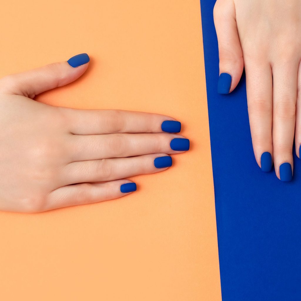 Instagram pone de moda las manicuras en azul - Cadena Dial