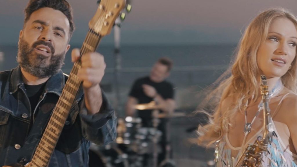 Huecco y Mirando al cielo: letra y vídeo de la canción - Cadena Dial