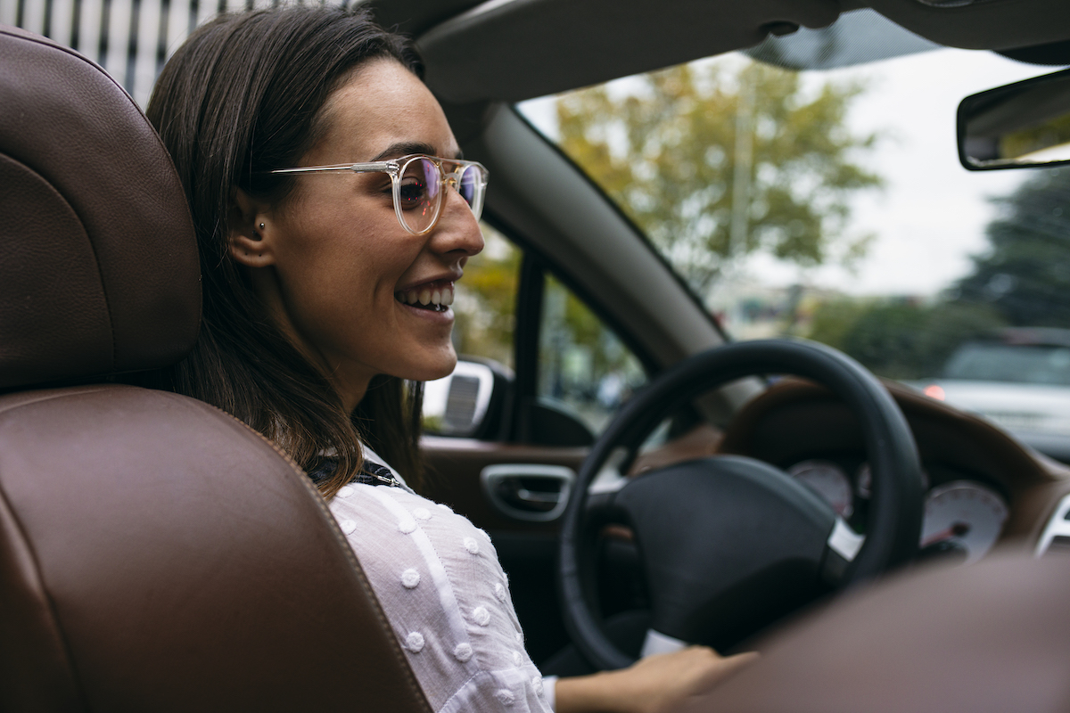 Toma nota de los nuevos avisos de la DGT si conduces con gafas o ...