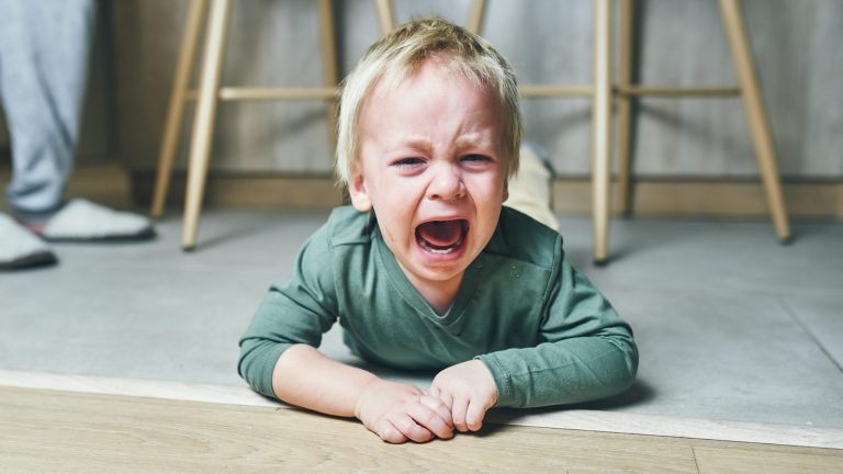 Lo que debes hacer si a tu hijo le da una pataleta - Cadena Dial