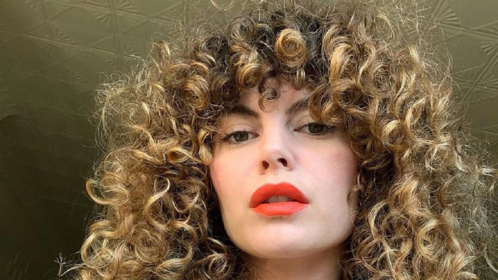 Flequillo rizado: pros y contras si quieres ir a la moda - Cadena Dial