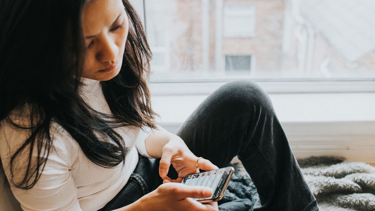 Qué es el FOMO y cómo identificarlo para que no se convierta en un problema