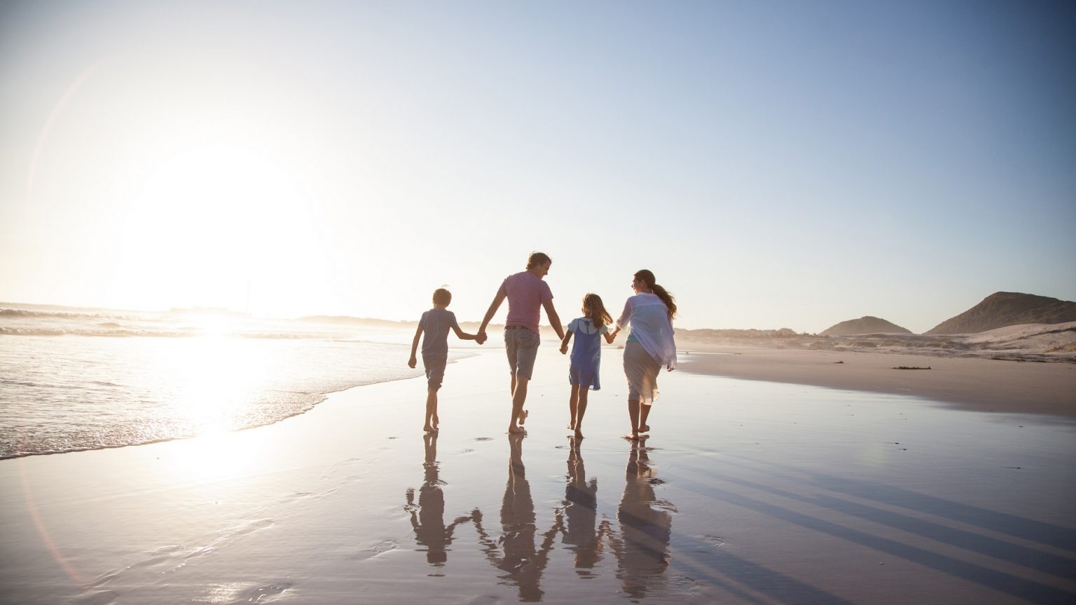 Los grandes beneficios de pasear por la arena de la playa - Cadena Dial