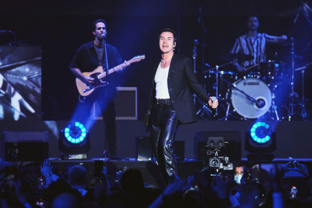 Andrés Ceballos, cantante de Dvicio, tiene algo grande que celebrar ...