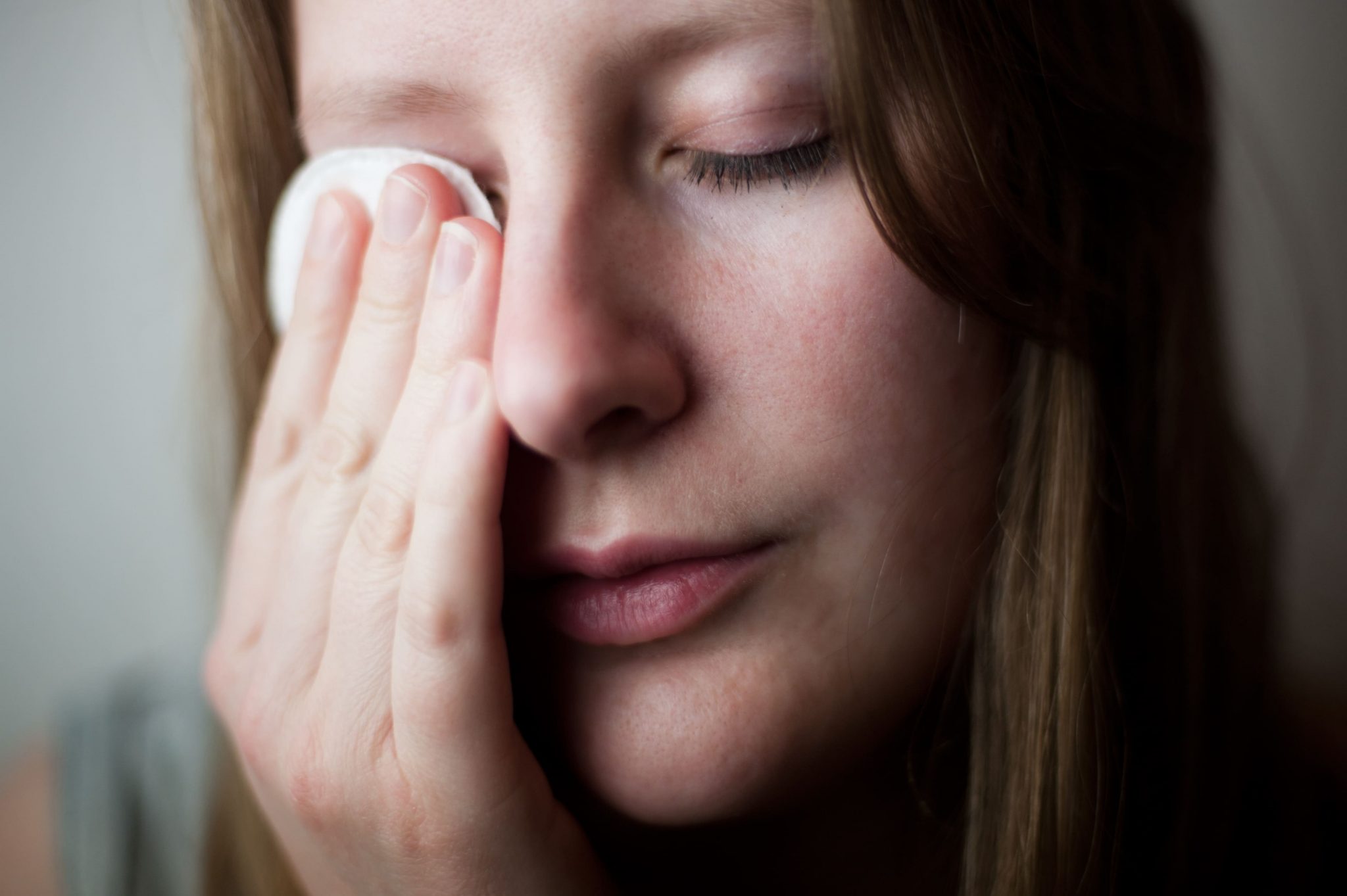 ¿Qué es un desmaquillante bifásico y por qué debes incluirlo en tu neceser?