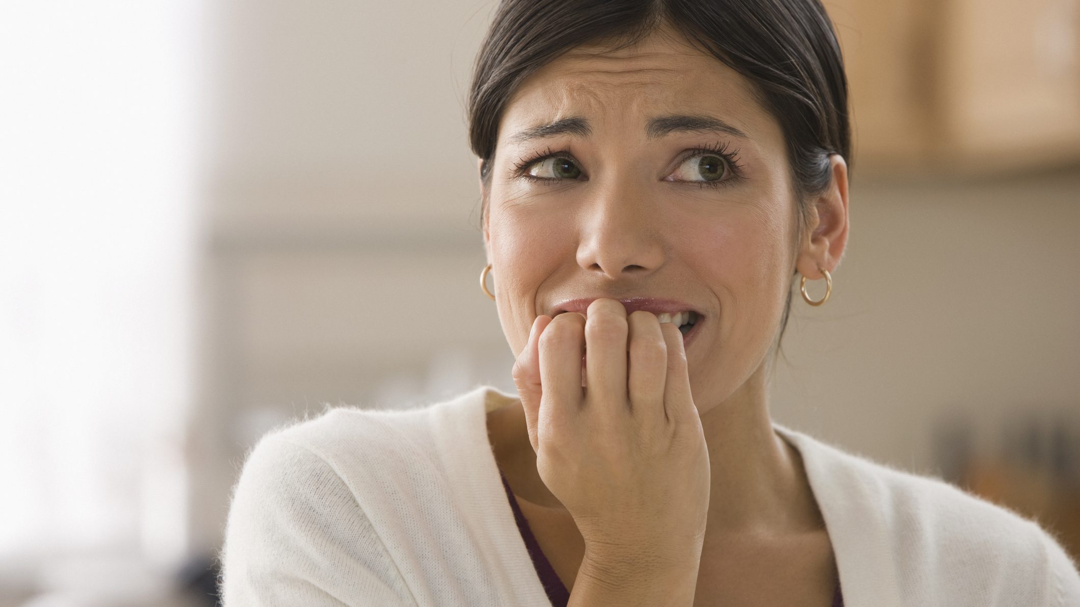 Morderse las uñas, un mal hábito con consecuencias graves más allá de ...