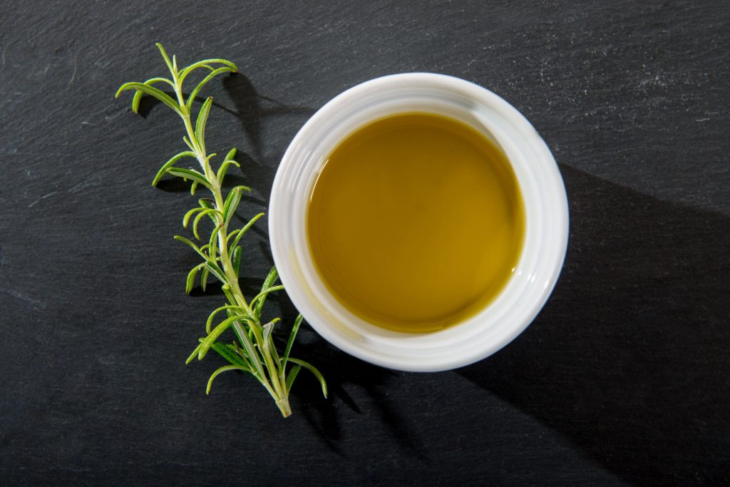 ¿Para qué sirve el té de romero? Beneficios, contraindicaciones y cómo ...