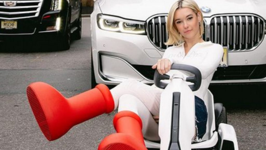 La fiebre por las botas rojas gigantes que está rompiendo internet ...