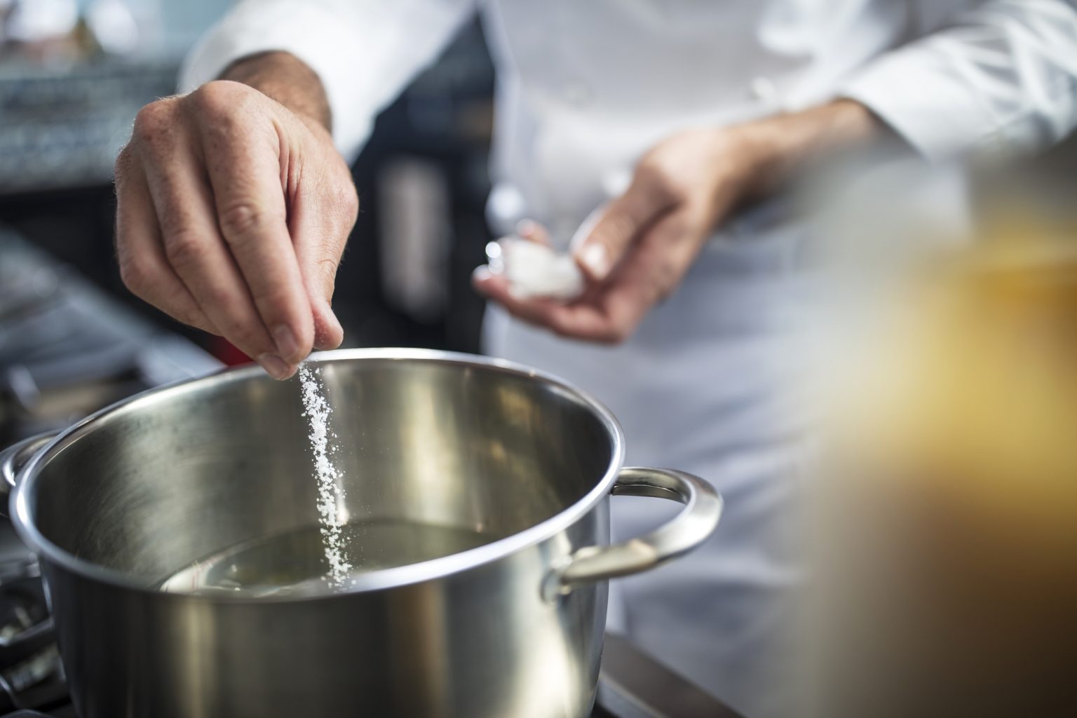 Echar la sal antes o después del cocinado: ¿cuál es el momento perfecto ...