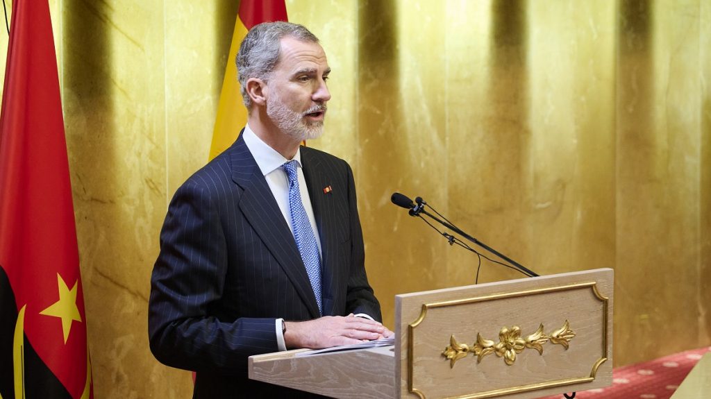 El rey Felipe VI padece este trastorno que daña sus manos - Cadena Dial