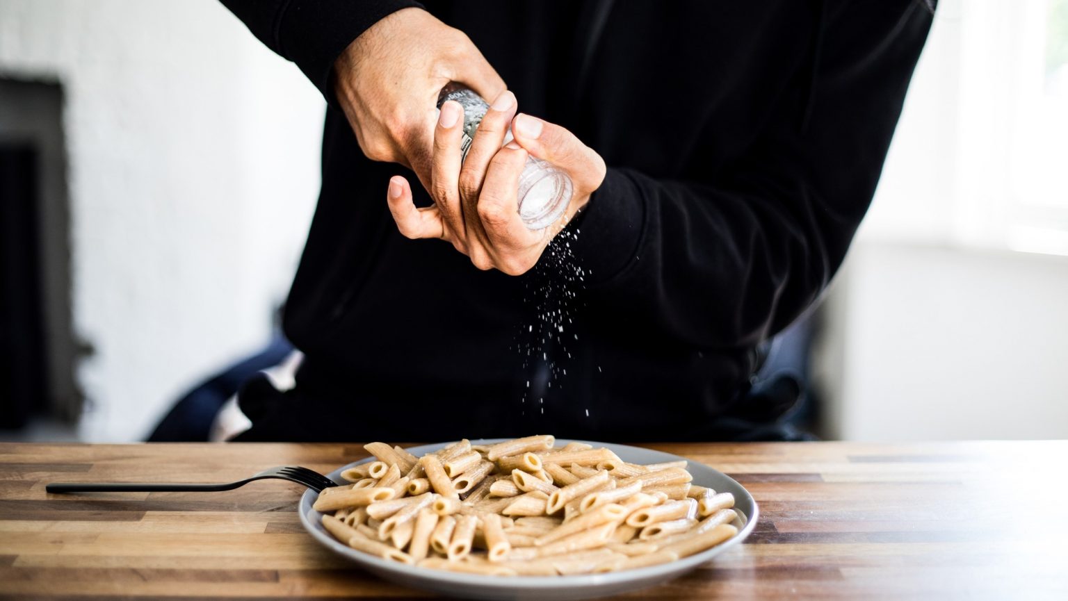 Echar la sal antes o después del cocinado: ¿cuál es el momento perfecto ...