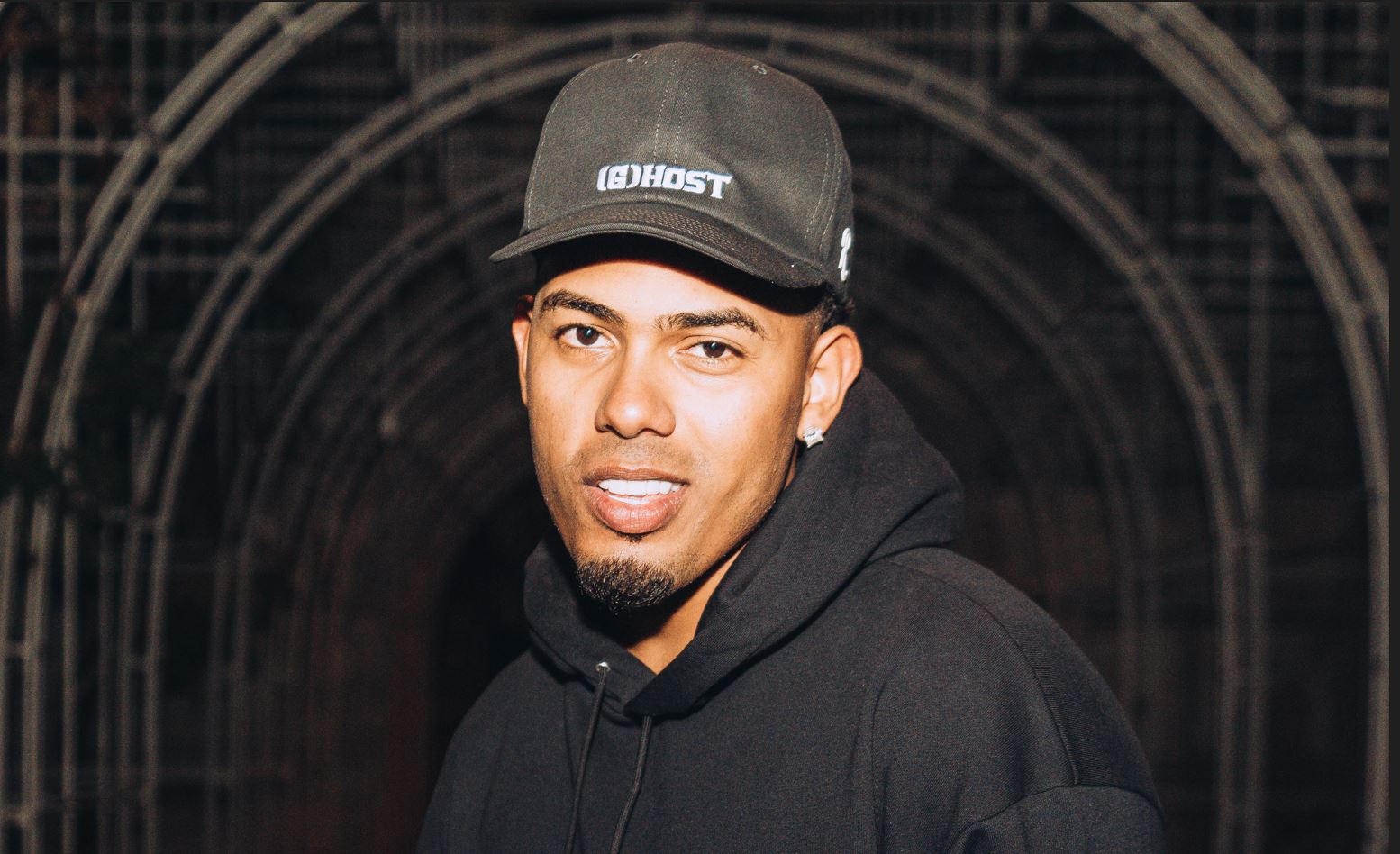 Myke Towers lanza La vida es una, su anticipado cuarto álbum de estudio - Cadena Dial