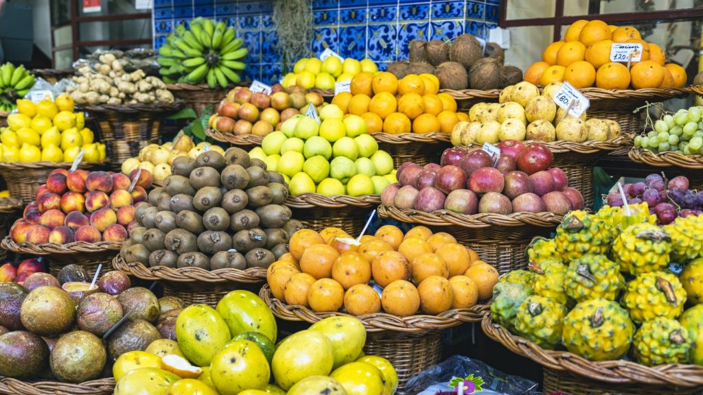 Estas son las frutas que contienen más azúcar (y las que menos ...