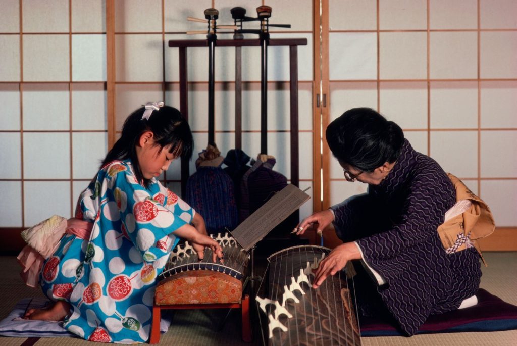 Rosalía nos muestra el Koto, el instrumento nacional de Japón, en su ...