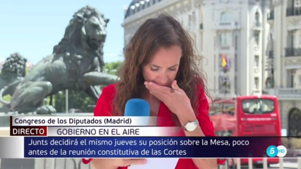 Una reportera de Informativos Telecinco sufre un contratiempo y escupe ...