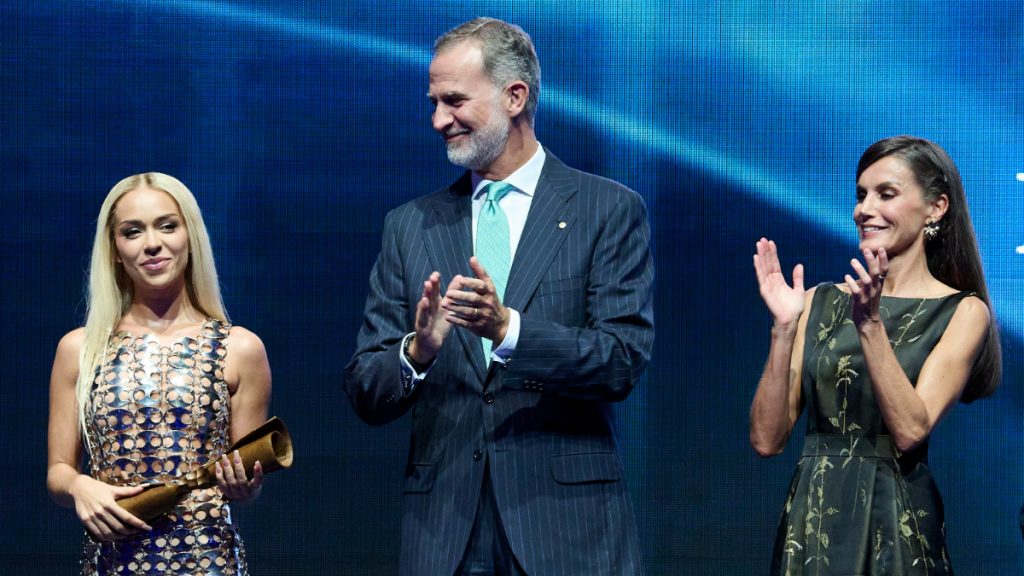 El encuentro entre la reina Letizia y Bad Gyal que deja miles de memes ...