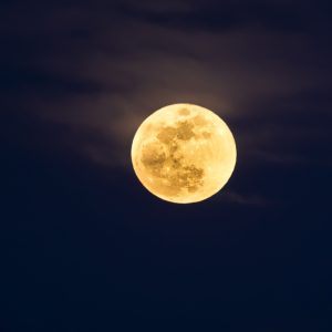 ¿De qué color es realmente la Luna? - Cadena Dial