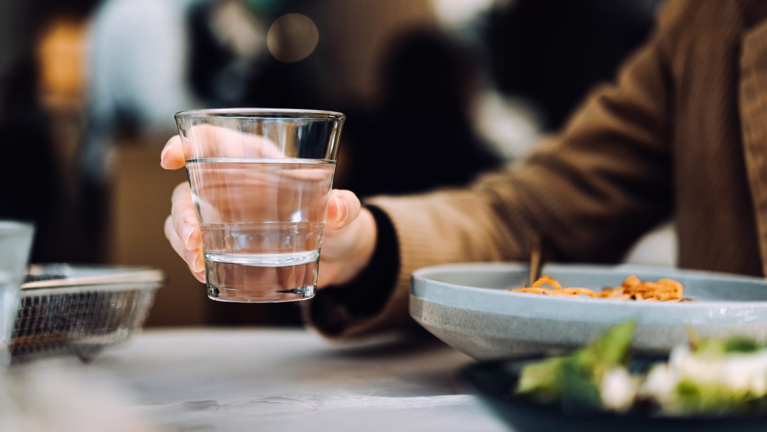 El error de beber agua tan solo durante las comidas: así afecta a tu ...
