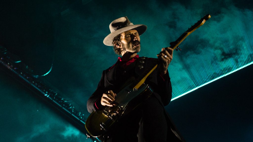 Mientras la espera por el álbum de Leiva se nos hace "Gigante ...