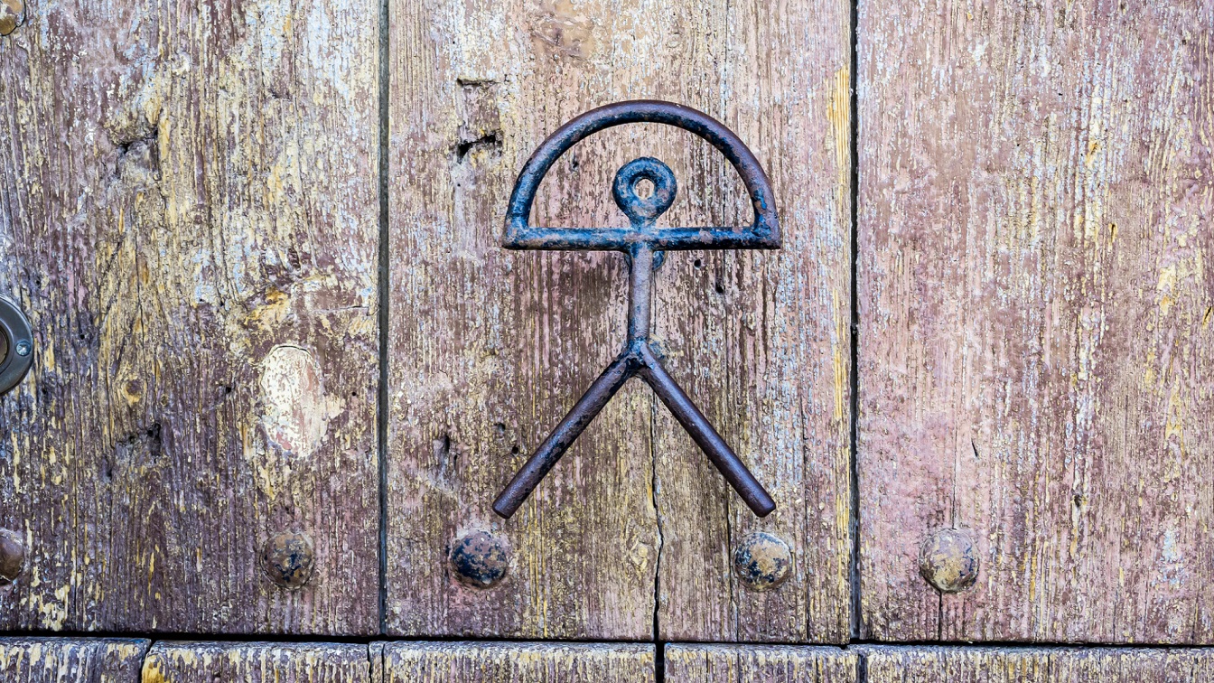 ¿Qué significa el símbolo Indalo y por qué lo llevan tantos coches?