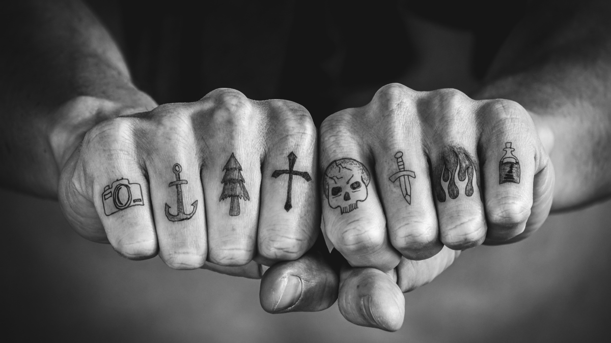 30 ideas de tatuajes para decorar las manos - Cadena Dial