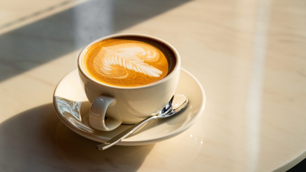 ¿Por qué se sirve la taza de café sobre un plato? Tiene una explicación ...