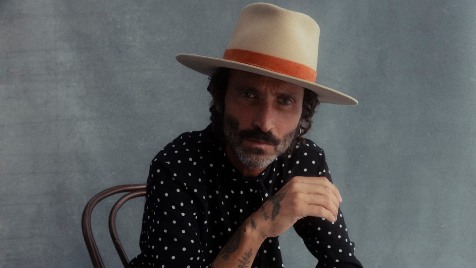 Leiva nos enfrenta a 'El polvo de los días raros': Vídeo y letra completa - Cadena Dial