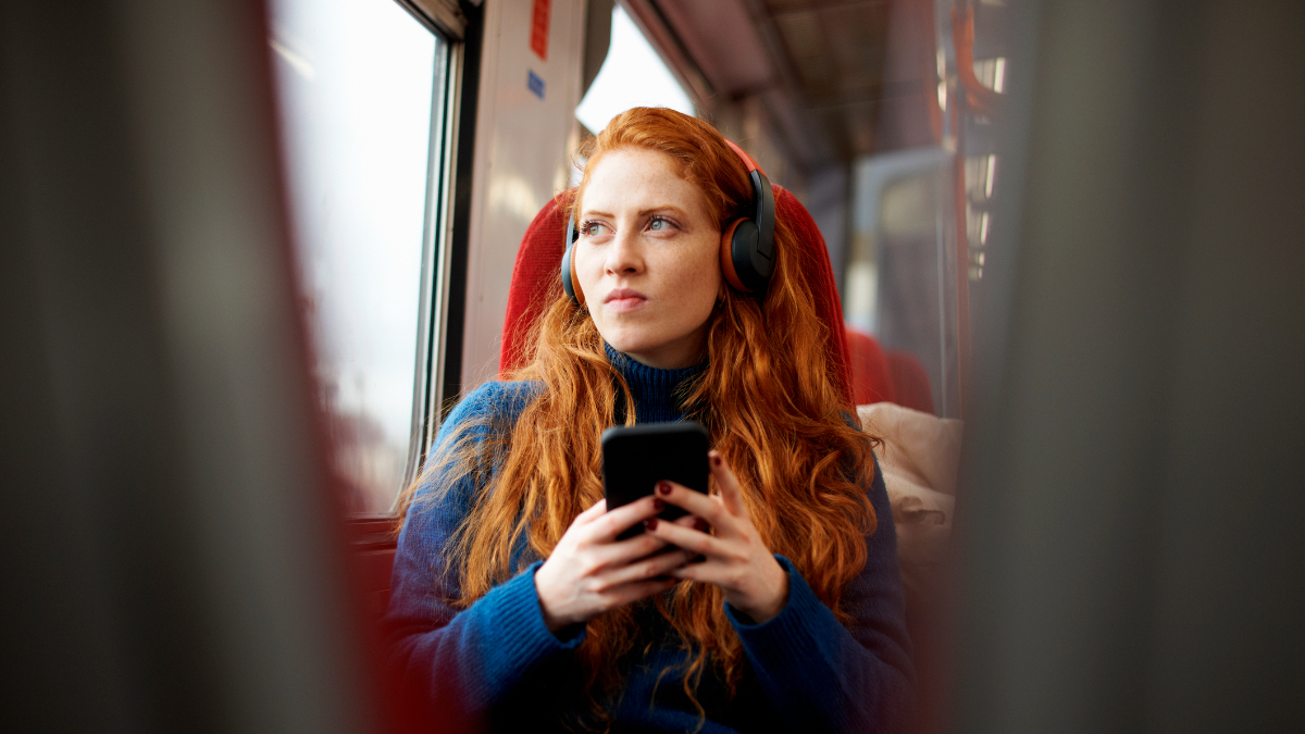 'La chica del tren' ya no va leyendo, sino escuchando música