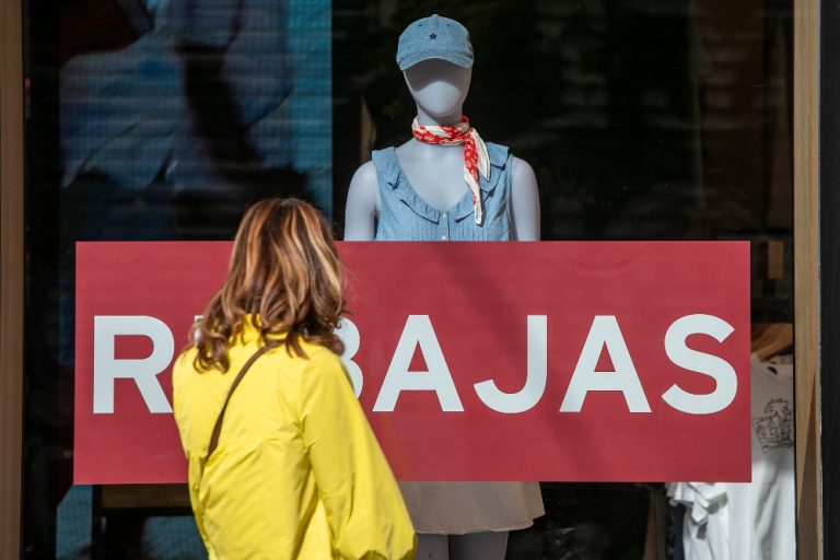 ¿Cuándo empiezan las rebajas de verano 2026? Mango, El Corte Inglés ...